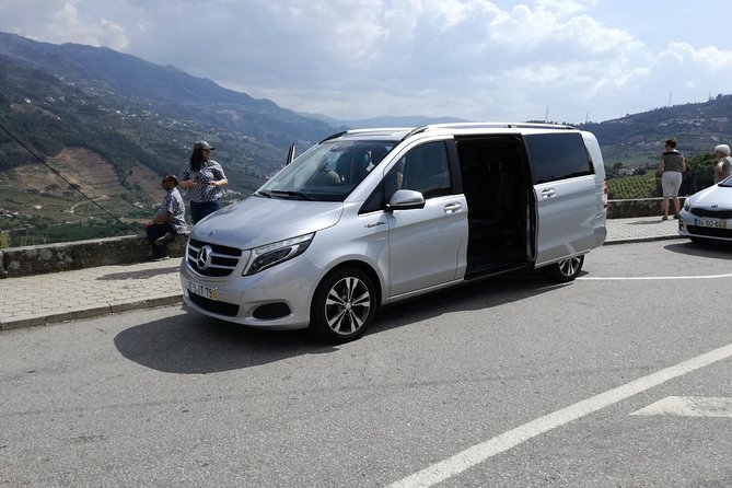 Private transfer Porto / Lisboa with tour included. - Key Points