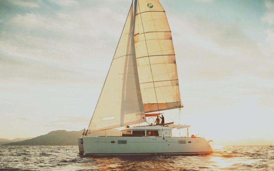 Rethymno: Sunset Catamaran Cruise with Wine and Snacks