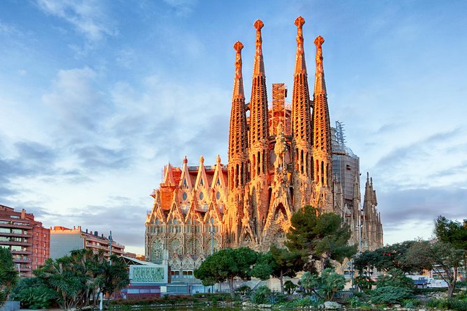 Sagrada Familia Private Guided Tour with Skip the Line Tickets - Key Points