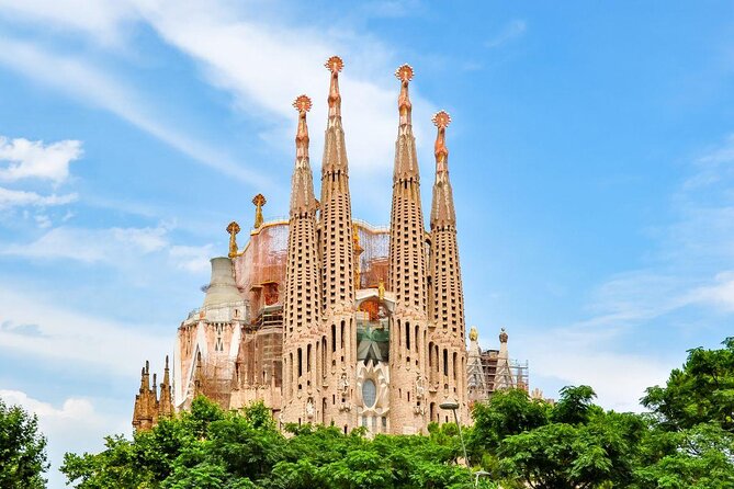 Sagrada Familia Tour with Express Entry and Local Guide - Key Points