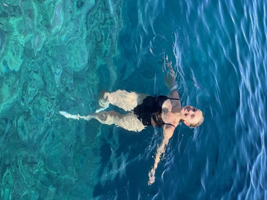 Santorini: Private Boat Tour with Sea Caves and Hot Springs