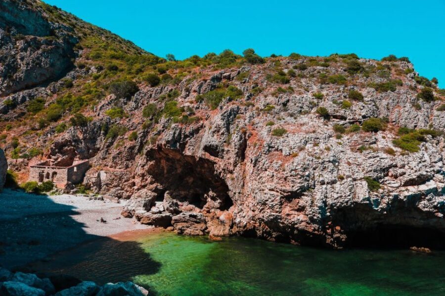 Sesimbra: Arrábida Beaches & Caves Boat Tour with Snorkeling