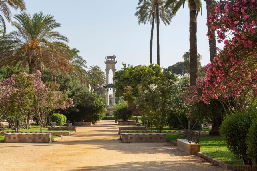 Seville: Relaxing City Bike Tour with a Tour Guide
