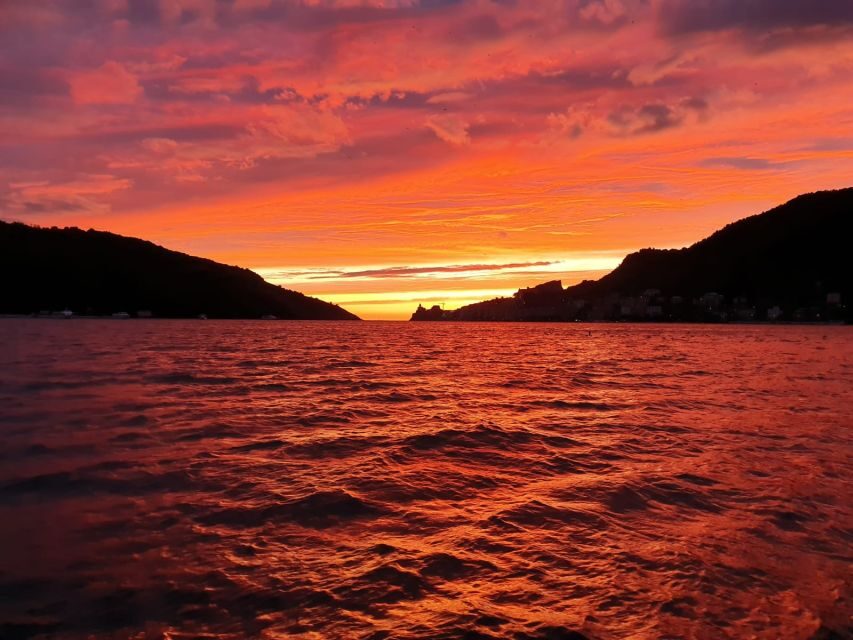 Sunset dinner boat tour in the Gulf of Poets