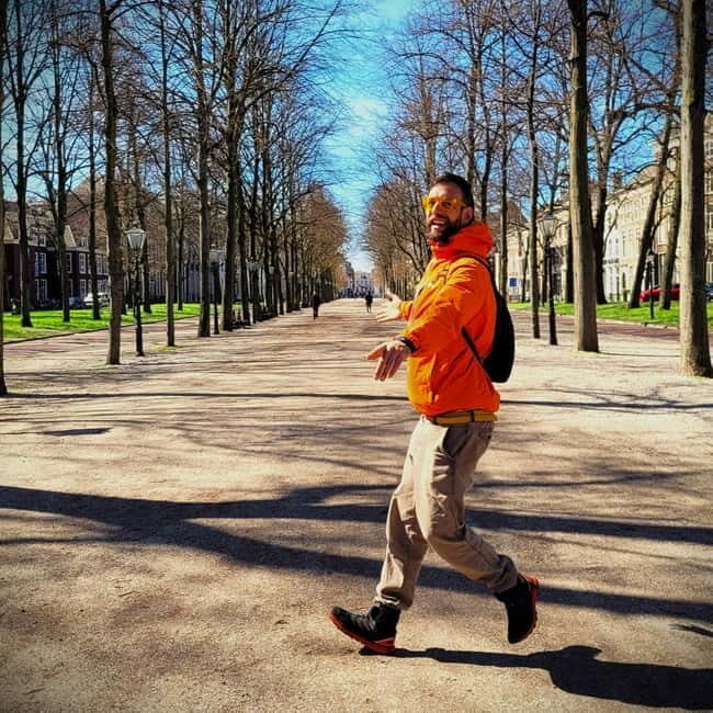 The Hague: Guided Bike Tour with Storyteller Guide