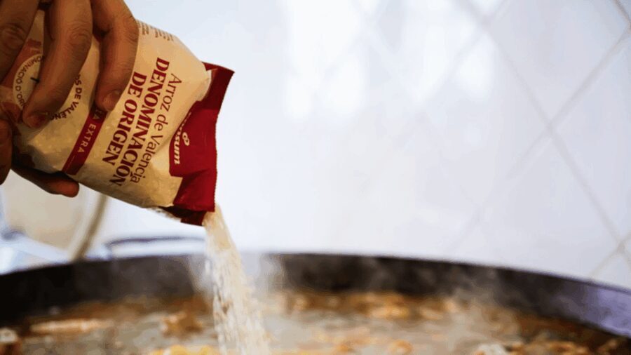 Valencia: cook your paella (with purchase at Russafa market)