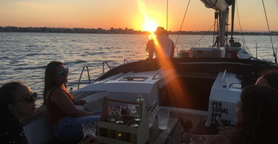 Valencia: Sunset trip in a sailboat with drinks included