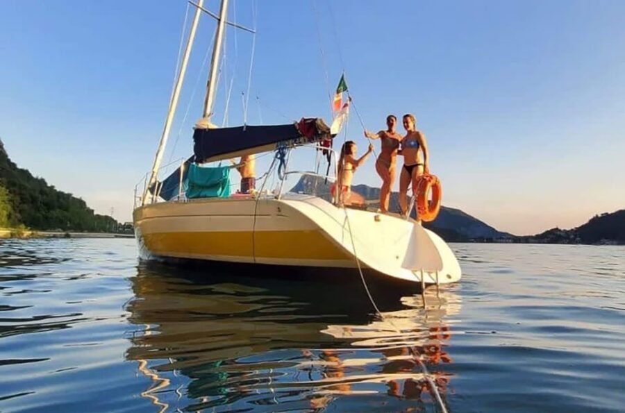 Valmadrera: Lake Como Sailing Trip with Prosecco and Snacks