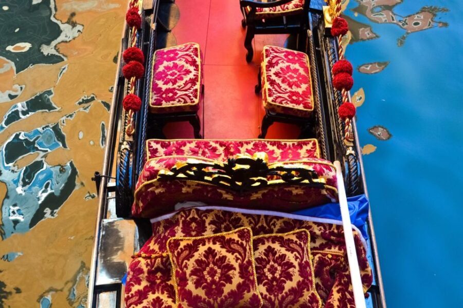 Venice: Romantic Gondola tour and Dinner for two