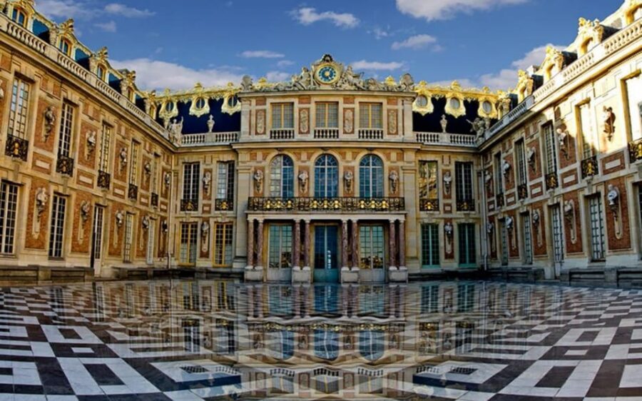 Versailles: Private Family Tour of Palace + Reserved Entry