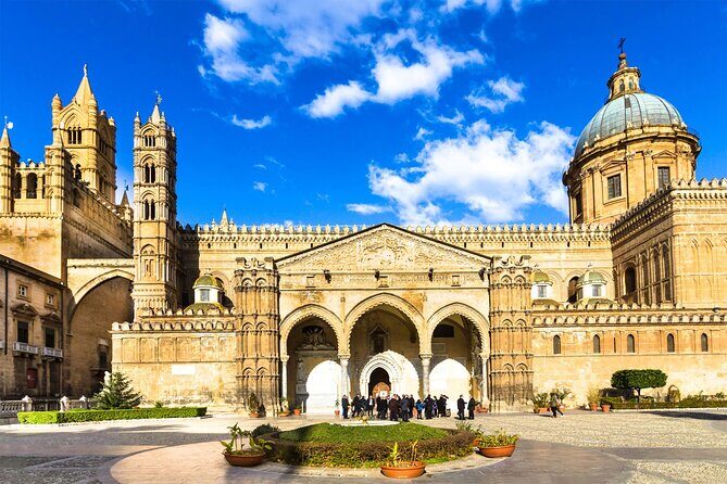 Walking in the historic center of Palermo and its markets