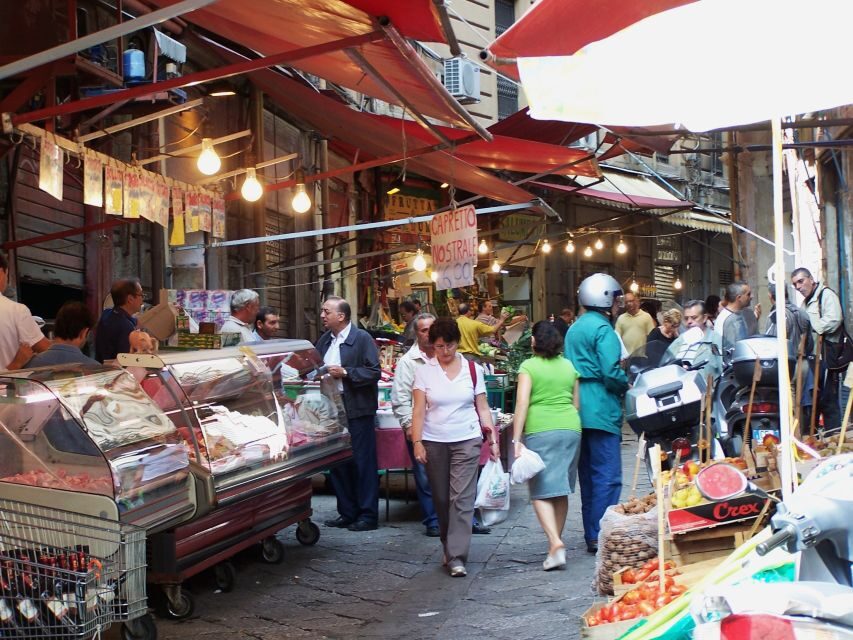 Walking Tour and typical Lunch in a private charming home