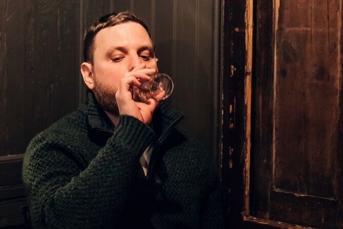 Dublin 6 Whiskey Tasting & 3 Food Pairing Walking Tour with Local