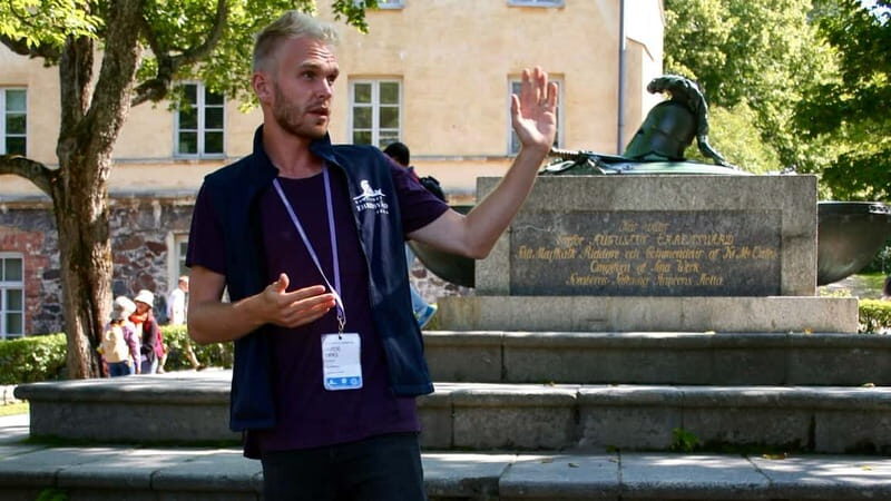 From Helsinki: Ferry Ride to Suomenlinna & Walking Tour