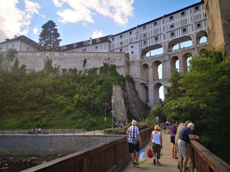 Hallstatt: Transfer to Prague via Cesky Krumlov with Tour