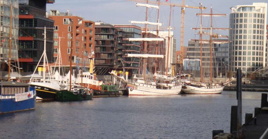 Hamburg Harbor: 3.5-Hour Guided Tour by Bike