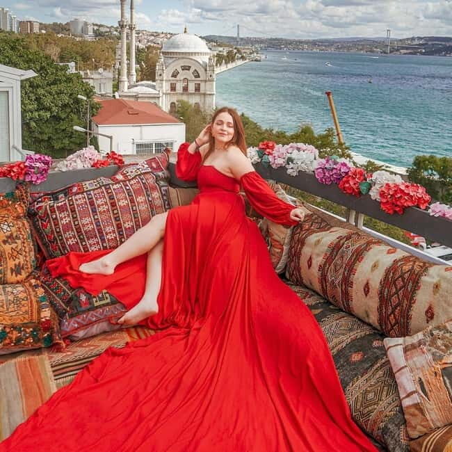 Istanbul: Rooftop Photoshoot with Flying Dress
