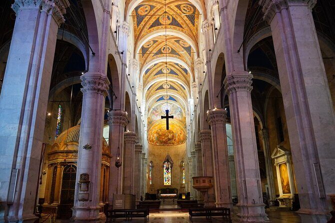 Lucca: Walking tour to discover the city of 100 churches