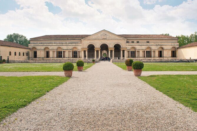 Mantova Walking Tour with Audio and Written Guide by a Local