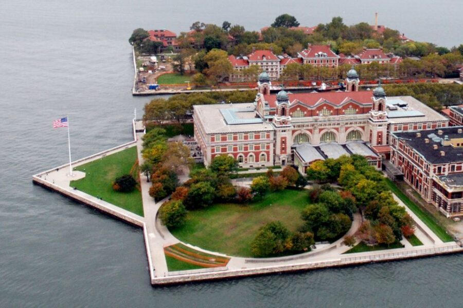 NYC: Wall Street and Financial District Walking Tour - A Closer Look at the Experience