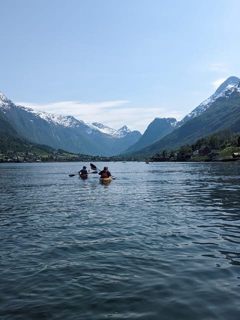 Olden: Guided beginner friendly fjord kayaking.Local company
