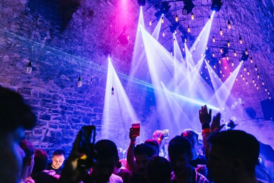 Prague: Pub Crawl with Unlimited Drinks and Cocktails