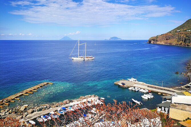 Private and guided tour of Salina: Discovering the Green Island