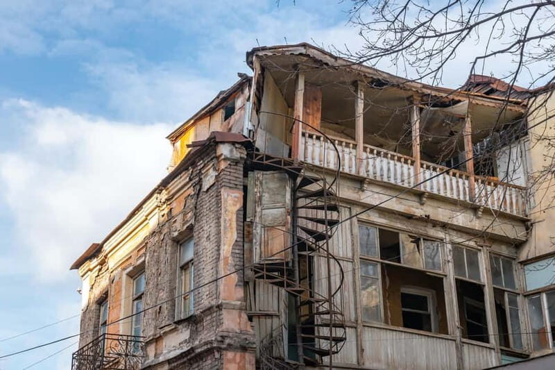 Tbilisi: Street Art & Dezerter Bazaar Tour w/ Tastings