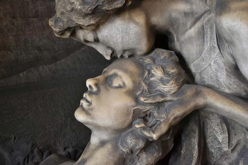 The secret of finality  a silent cemetery tour