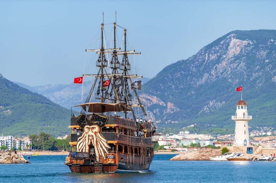Alanya: Pirate Boat with Transfer, Lunch & Unlimited Drinks