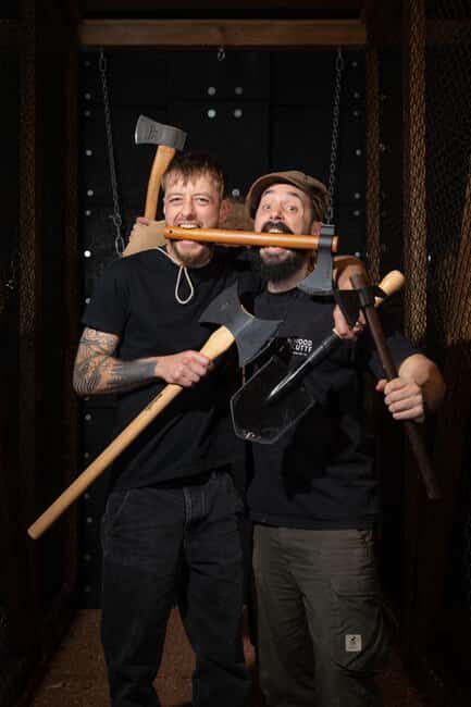 AXE THROWING & ENJOYING DRINKS IN COLOGNE'S FIRST AXE THROWING BAR
