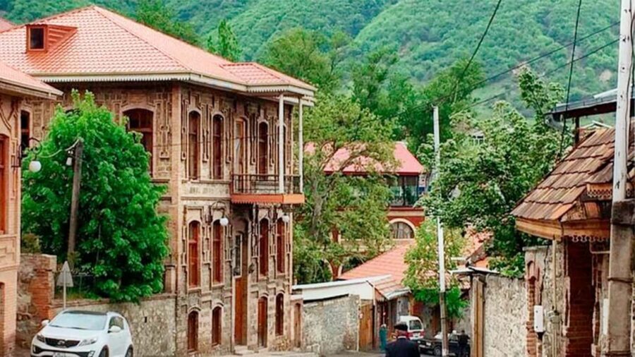 Baku: 2-Day Azerbaijan Tour with Option to Cross to Georgia