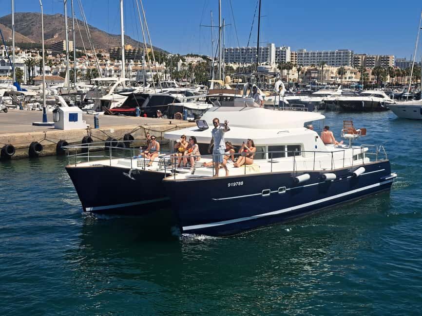 Benalmádena: Catamaran Cruise with Drinks and Swim Stop