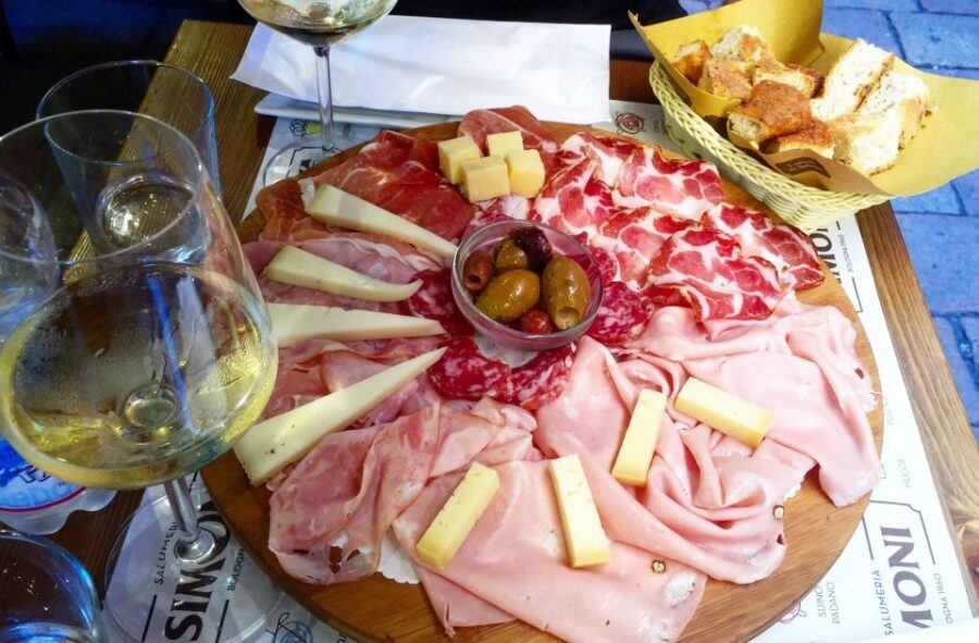 Bologna: Small Group Food market Walking Tour with Tasting