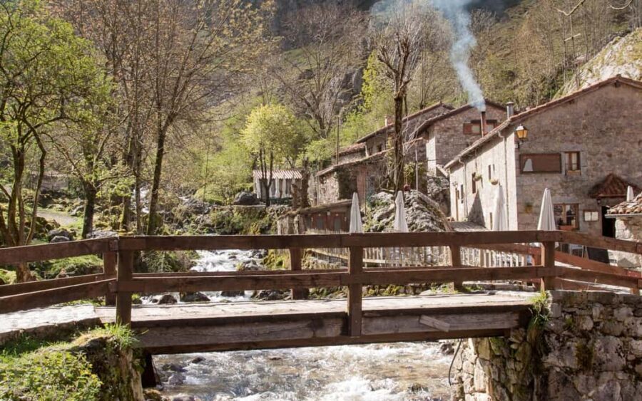 From Cangas de Onís: Lakes of Covadonga and Bulnes by funicular