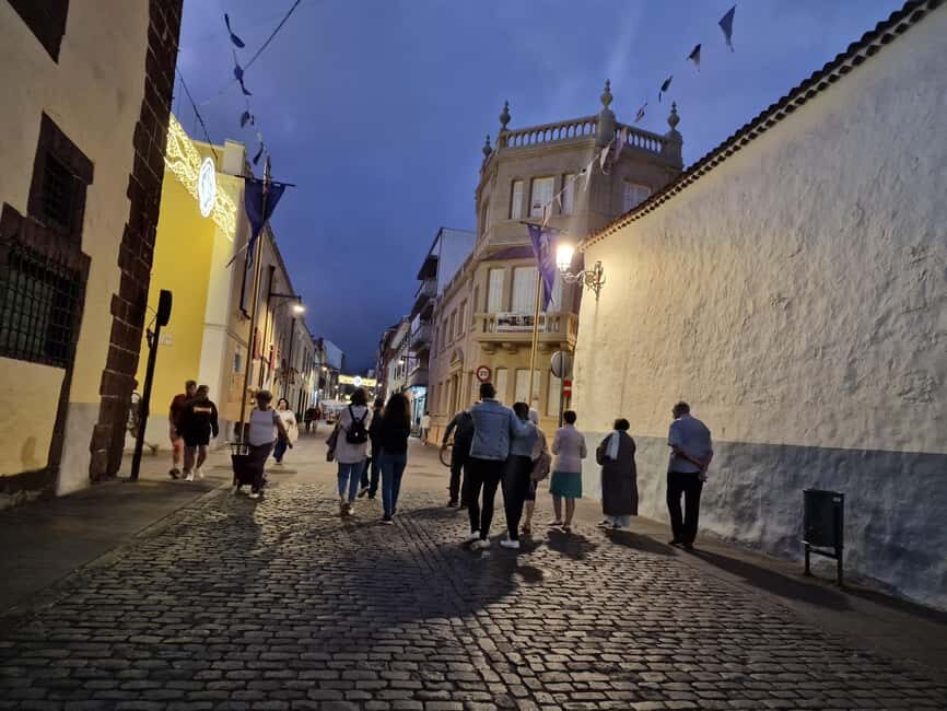 Guided visit and mysteries in San Cristóbal de La Laguna with a sweet treat.