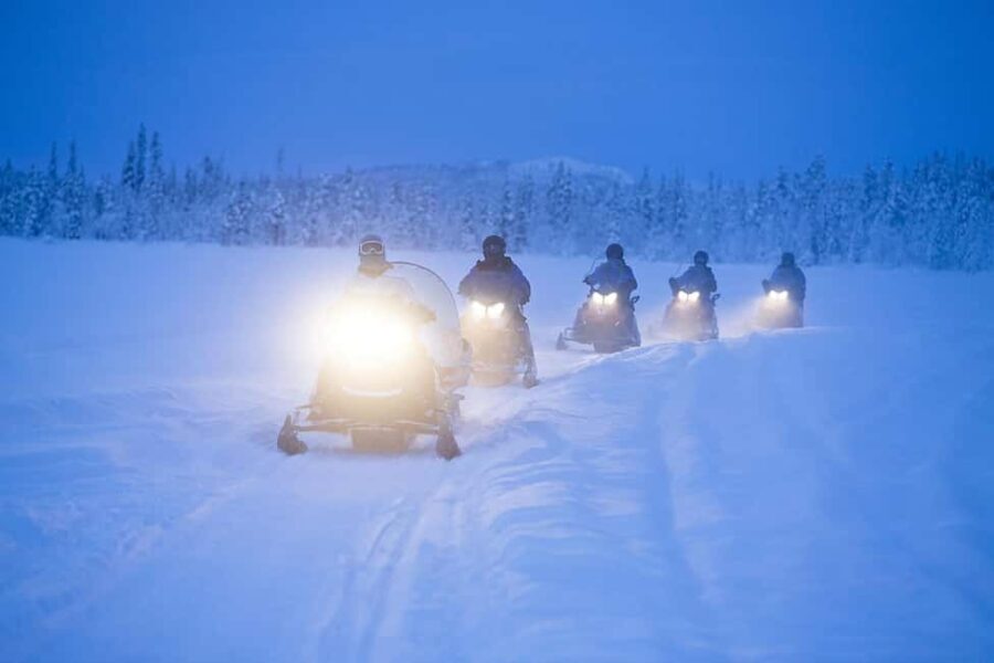 Kiruna: Overnight Snowmobile Tour with Dinner and Sauna