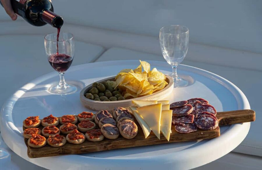 Mahón Menorca: Private boat tour with aperitif and sunset.