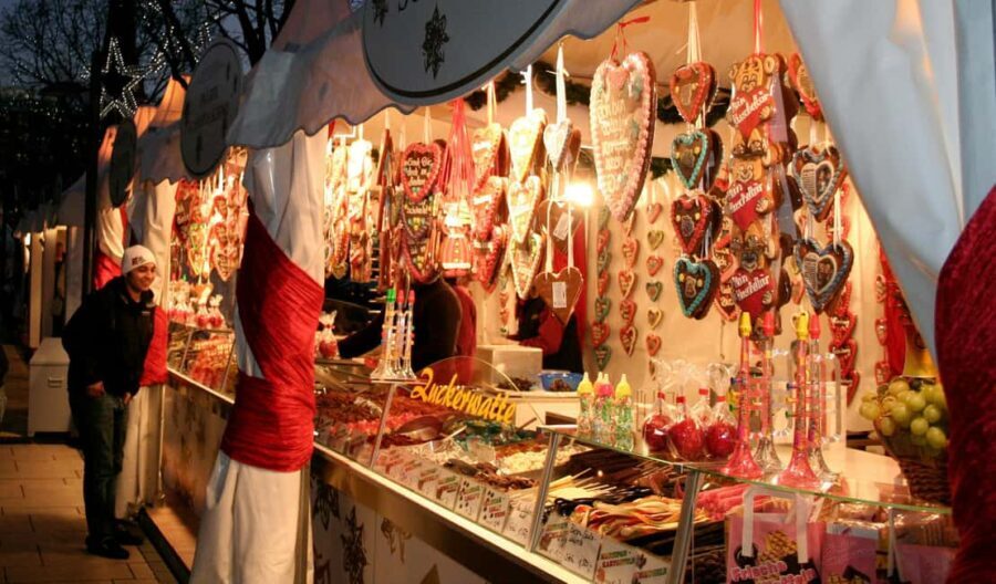 Munich: Christmas market hopping with sightseeing tour