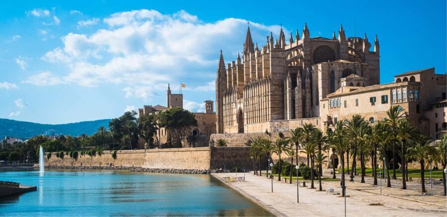 Palma de Mallorca: Walking Tour and Cathedral with Pastry