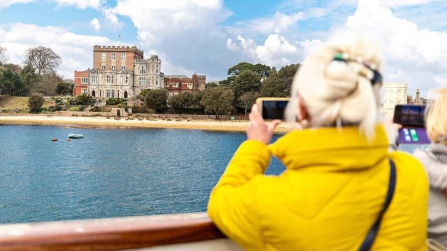 Poole: Festive Harbour Cruise with Mulled Wine & Mince Pie