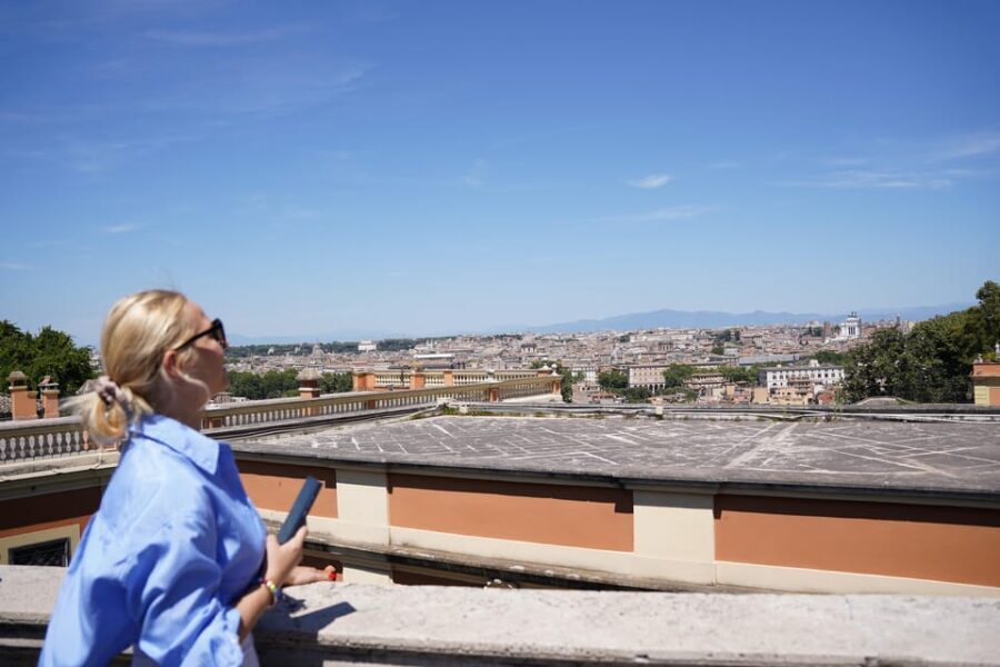 Rome: Vespa Ride with Pictures and Sweet Tastings