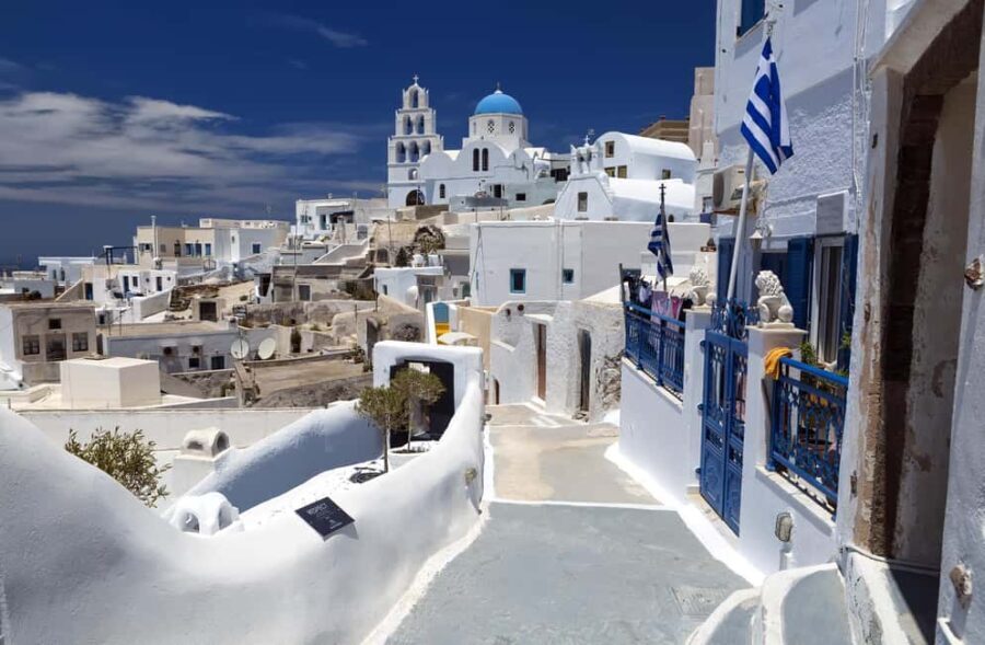 Santorini: Oia Walking Tour and Lighthouse Sunset with Wine