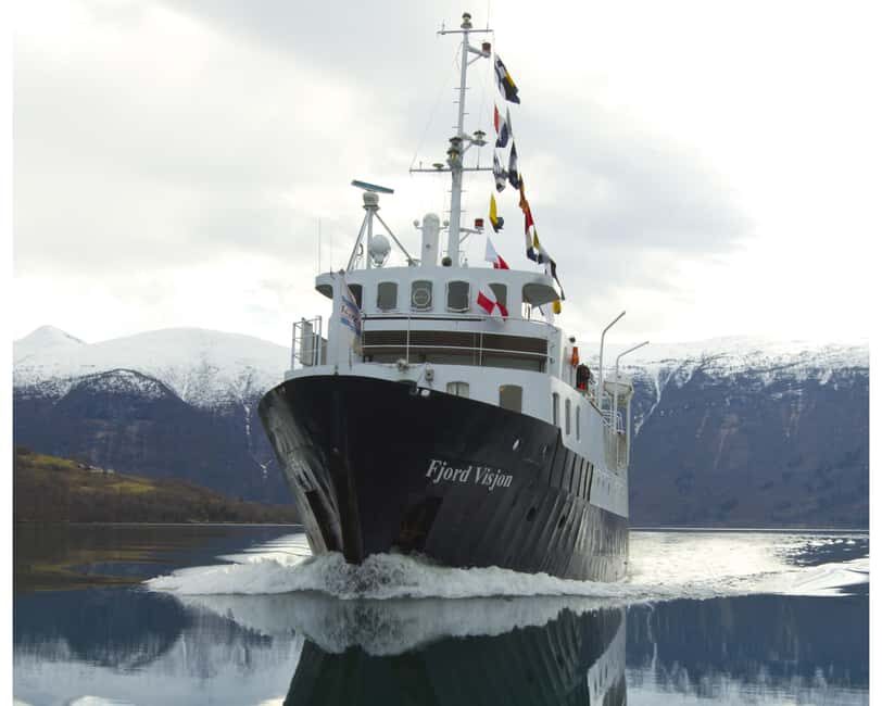 Tromsø: Captains city walk with food & drinks