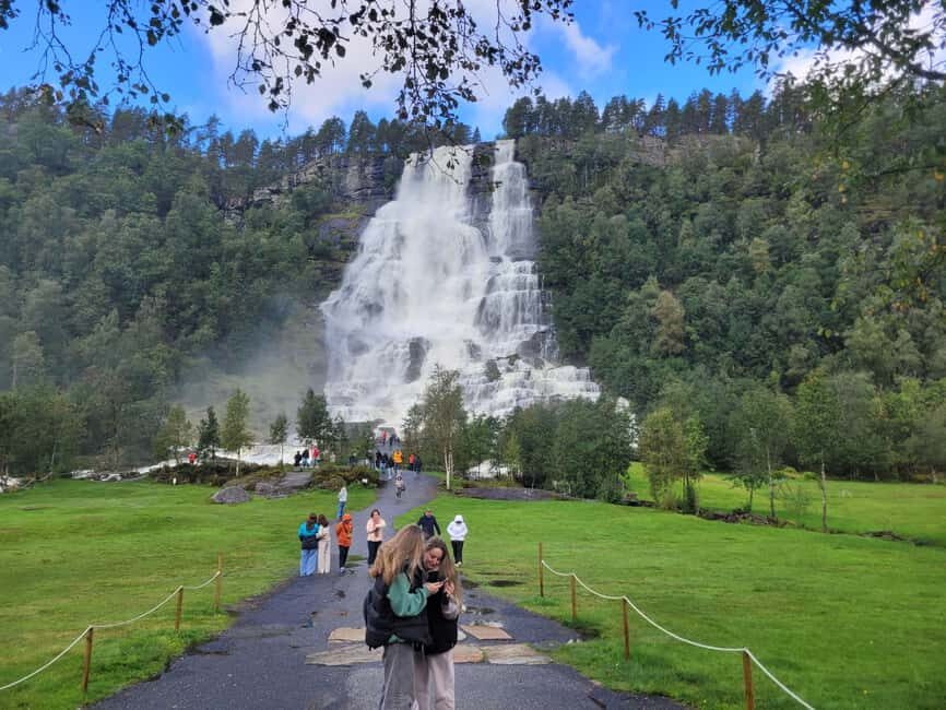 Voss: Tvindefossen Waterfalls Gudvangen & Flam Tour