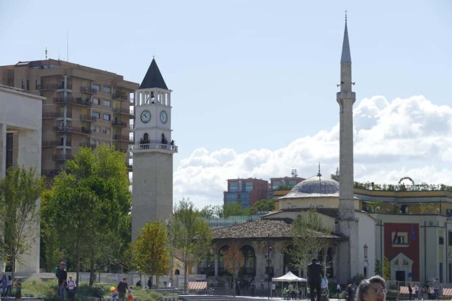 Walking tour of Tirana - discoveries, history, and culture (in FRENCH)