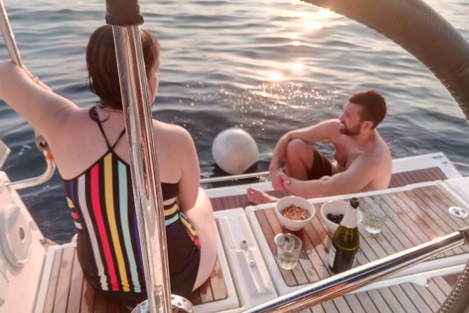 1h Refreshing Sailing Tour in Barcelona with Open Bar & Snacks