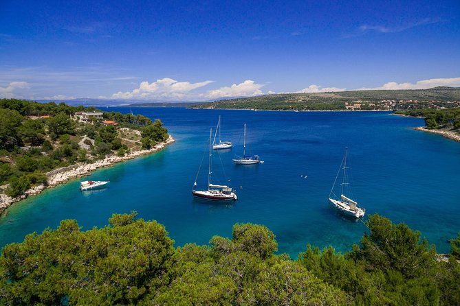 Explore west side of island Bra with Pasara boat - Traditional Dalmatian boat