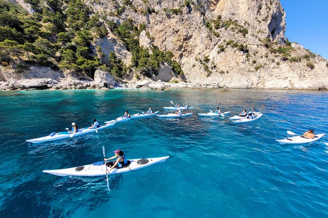 Kayak tour in Capri between caves and beaches. Photos included.