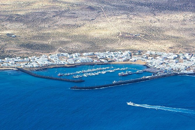 La Graciosa at your leisure (bus transfer and return ferry ticket)